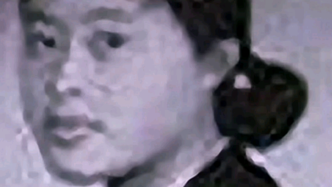 粉丝奶奶这种被水泡过的照片真难修,五官要重画。