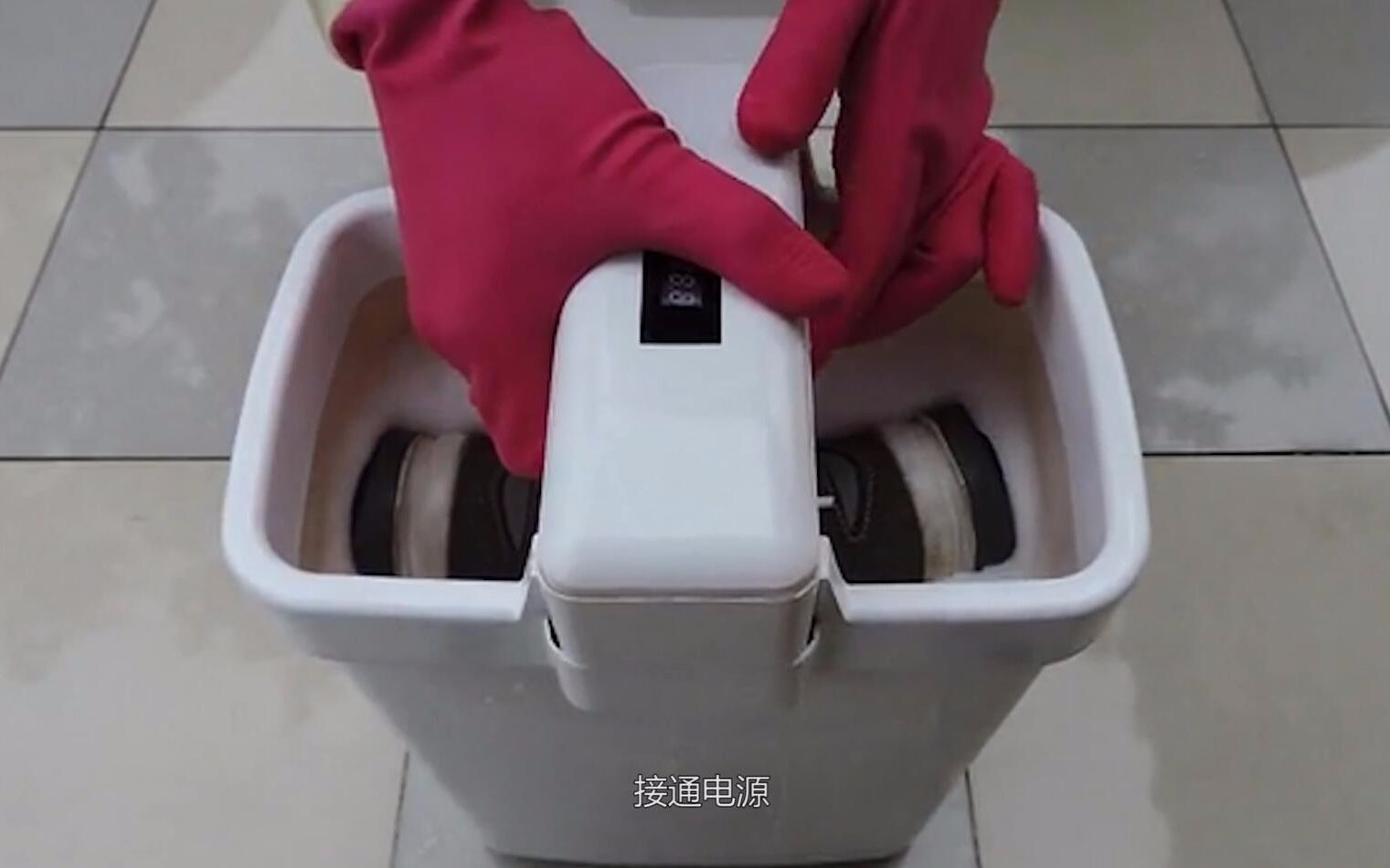 用这小桶刷鞋,扔进去不用管,刷完跟新的一样