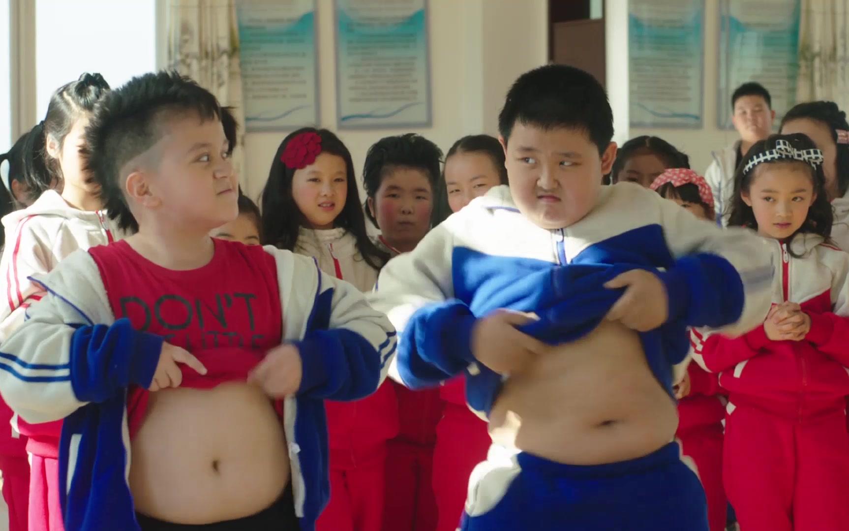 小学生女生面前耍酷,不料对手跳起肚皮舞,他灵机一动放出绝招