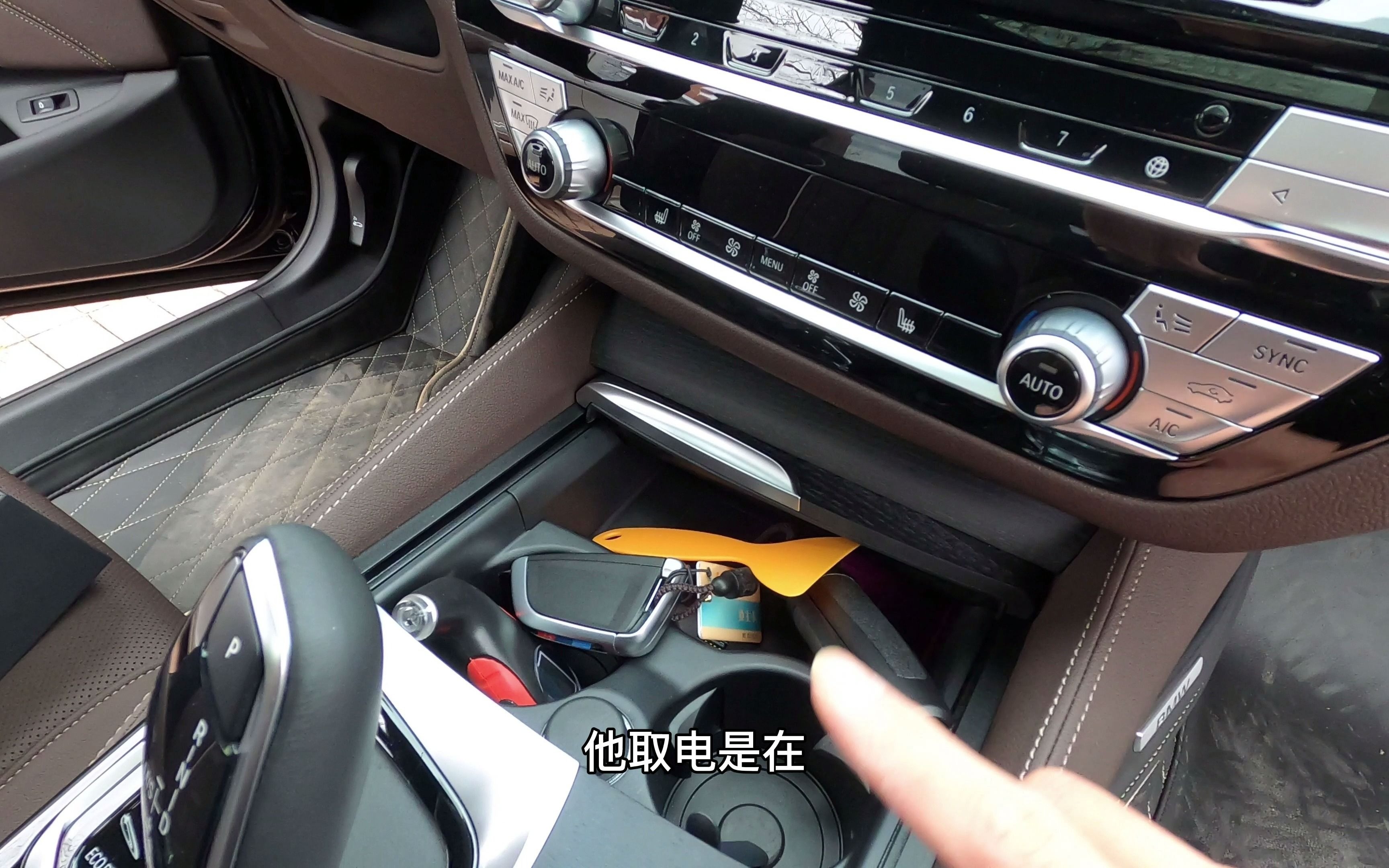 35岁大叔新提宝马5系,4S店送隐形行车记录仪不要,非要自己装,看看他...