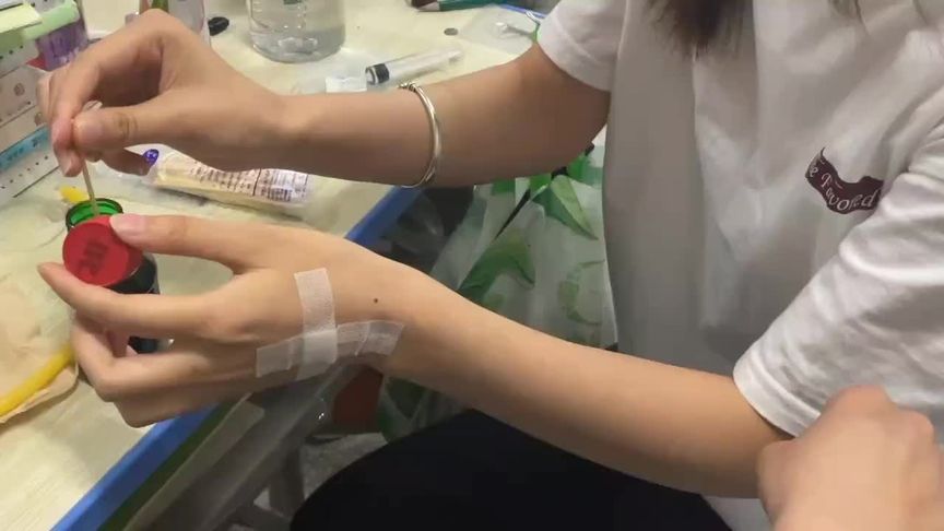 我女儿和同学学习扎针,看到她手流血我好心疼,宝贝女儿你最棒