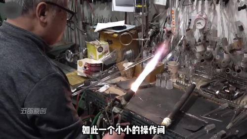 在精雕细琢中,工匠如何用进口玻璃创造实验室器皿的神秘轮廓?