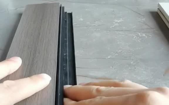 做木饰面不要打底,因为用更多的板材只会增加成本,而且所谓的木工板(...