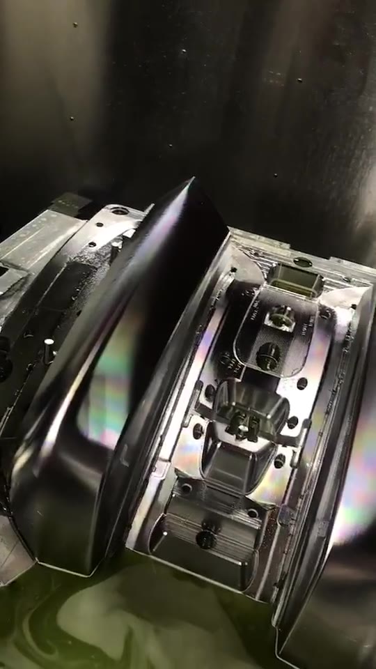 UG编程 汽车前大灯模具CNC加工中,不求名不露面,只求品质,为制造...