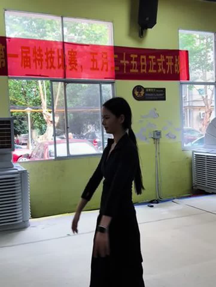 这小姐姐太可爱了哈哈哈哈,你第一次翻前滚翻是不是也这样