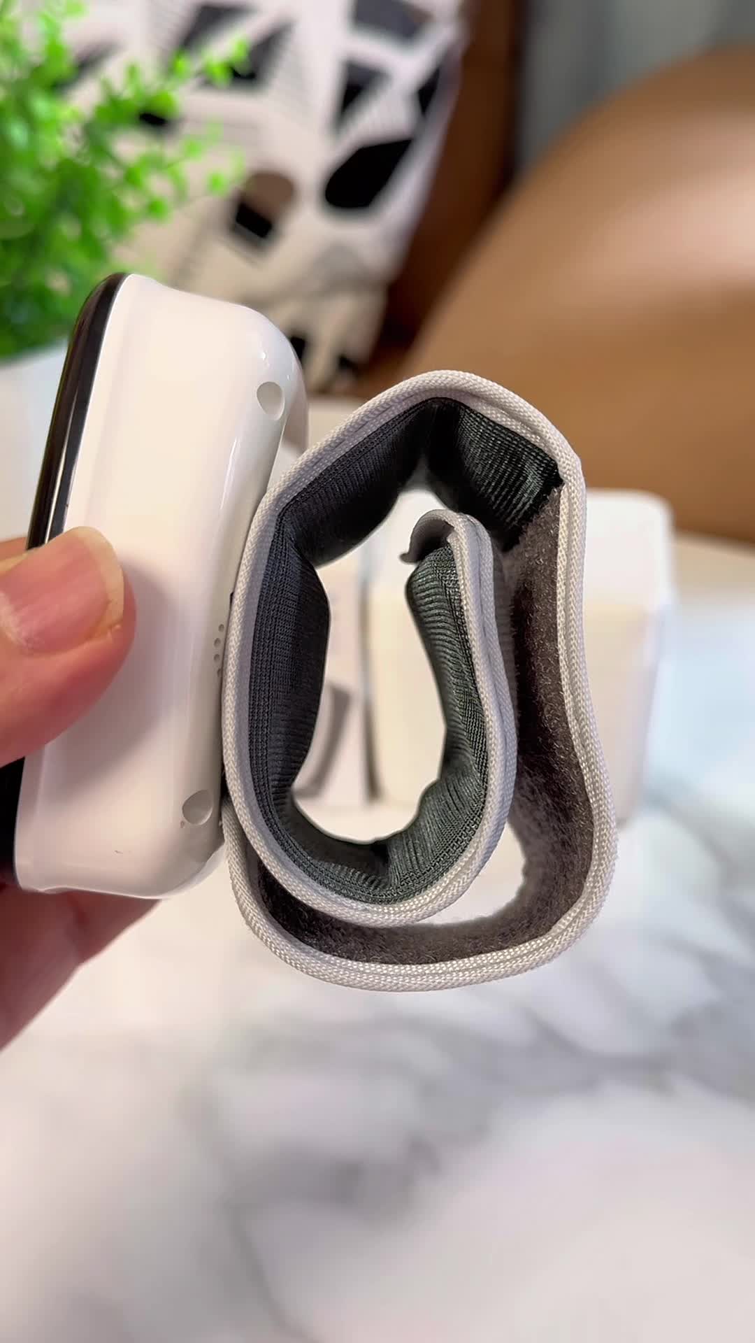 这个#腕式血压计 爸妈用很方便,操作简单,测量很精准,小小一个出门带...