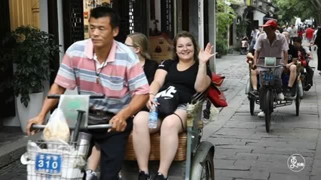 大爷手绘百年老街地图,自发制作宣传册,四年免费发放两万册