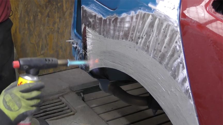 丰田普锐斯右后翼子板钣金修复/刮锡修复