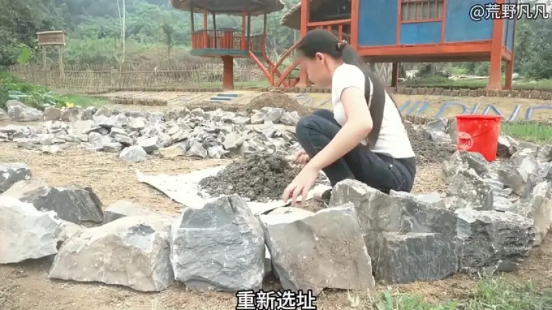 老家房屋破旧不堪,姑娘决定留在家乡搭建完美庭院!