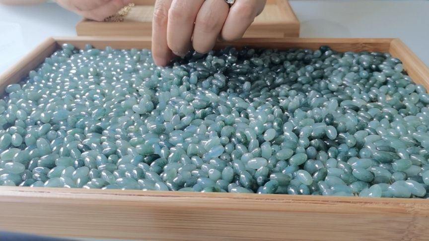 创业—手工挑拣翡翠珠子,开始编织项链