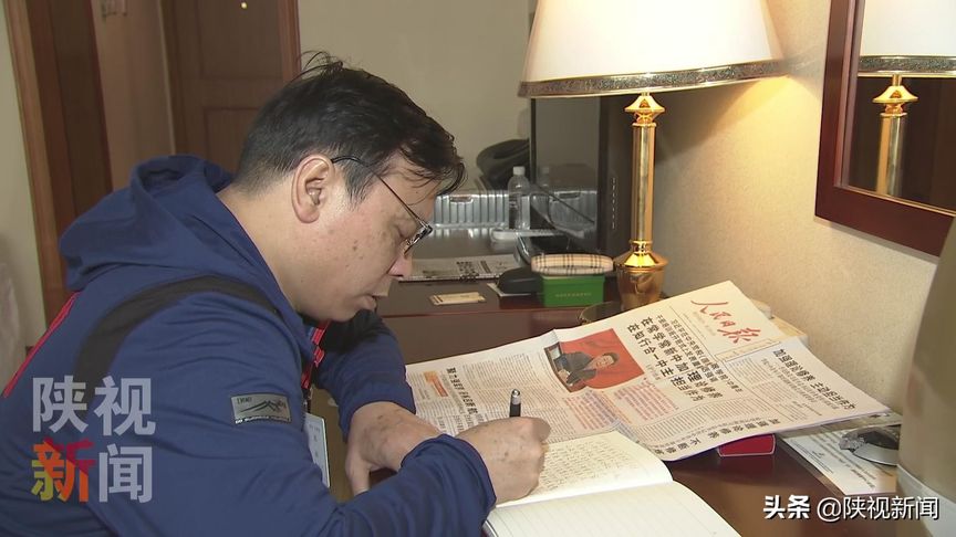 陕西代表团进入“两会时间” 代表们履职尽责认真准备