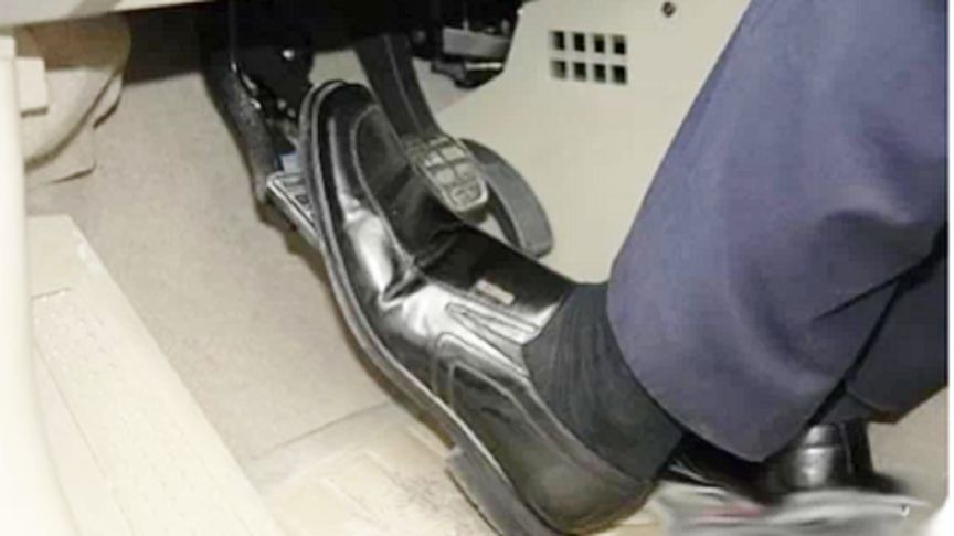 刹车与离合可不可以同时踩?老司机:这是拿生命在踩离合