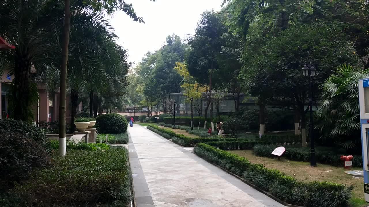 出门地铁口,家乐福配套生活方便,14年的次新小区满五,小区配套有儿童...