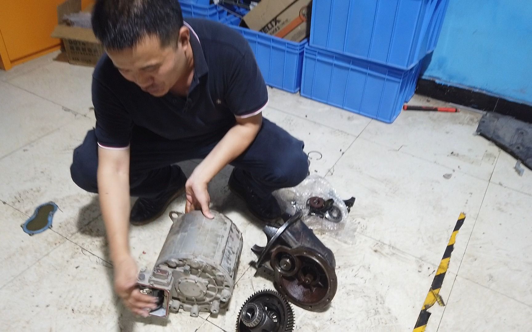 新能源汽车“发动机”长啥样?电机、减速器拆解—新能源汽车维修