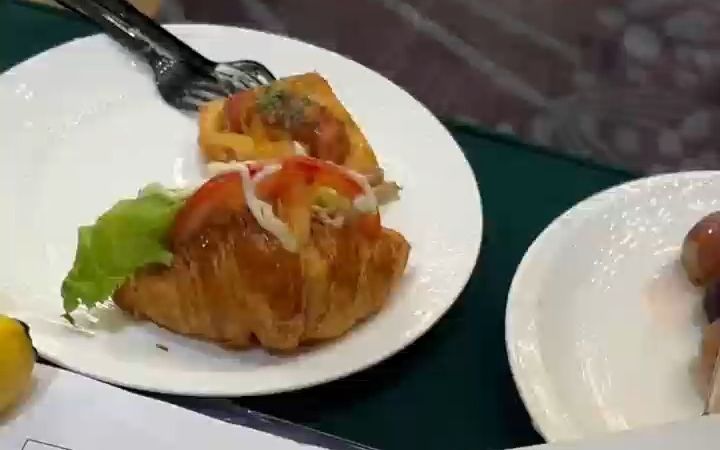 参加会议00后给领导安排晚宴,领导们都流下幸福的眼泪,老板:让你们订...