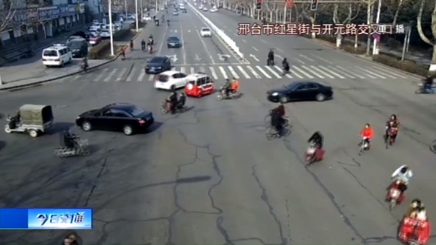 自行车闯红灯,轻轻碰了电动车一下,骑车人就倒在地上不起来!