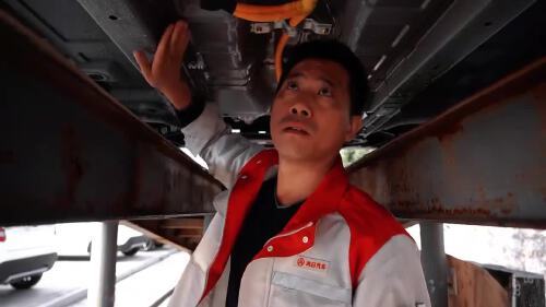 鸿日电动汽车家用版实测:551公里续航能否颠覆你的出行想象?