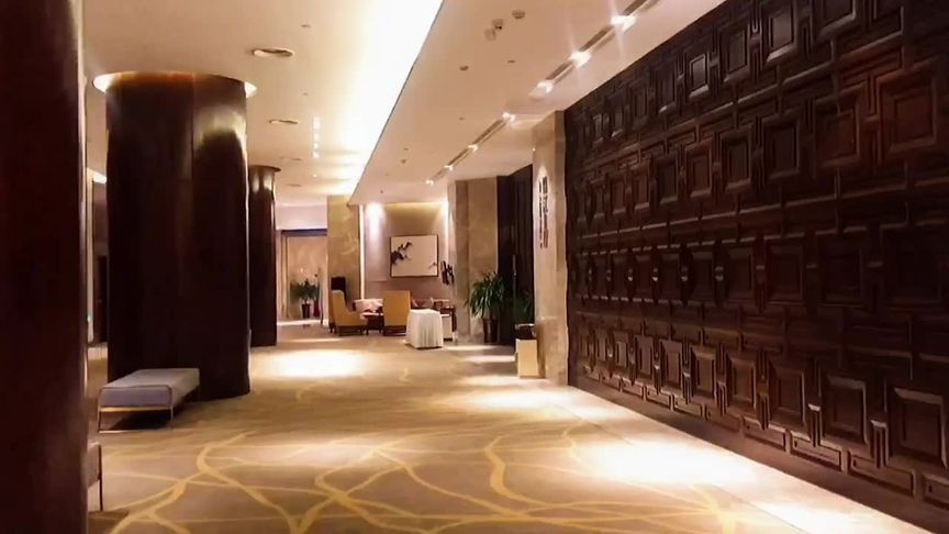 木饰面在酒店、娱乐等商业空间的运用越来越广泛