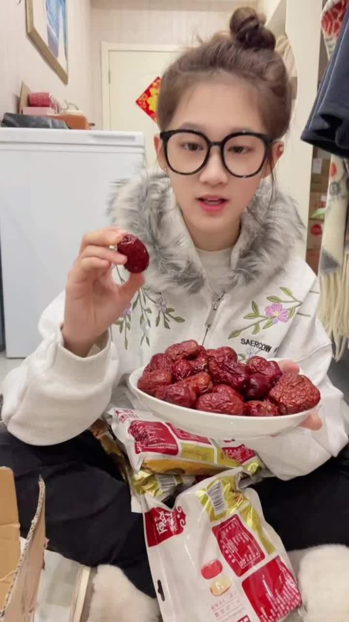 姐妹们这个和田大枣又来啦,前段时间大枣没货了,你们从这个拍吧 一样的哈放心拍,九儿可喜欢吃了,关键年前大枣卖的太好了随时断货