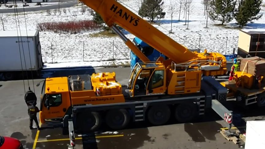 承载能力100吨的起重机工作过程