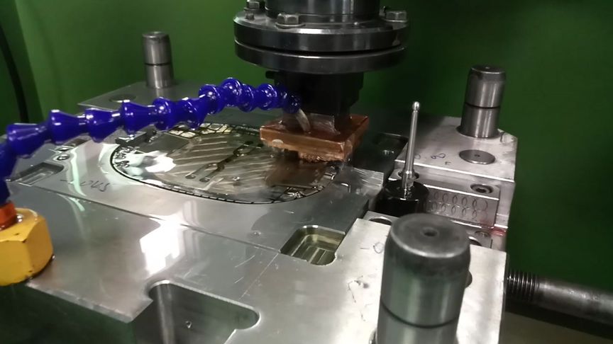 东莞长安有世界模具之乡的称号,这里有世界上最顶级的模具师傅…