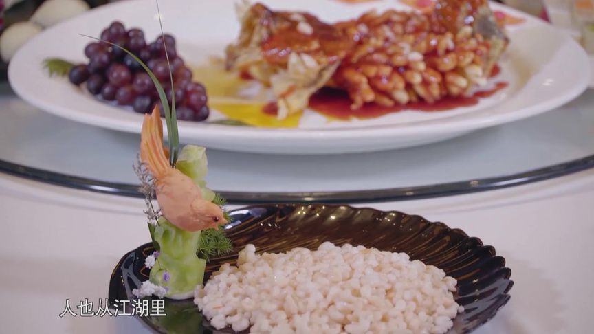 “水八仙”中的芡实,藏在状如鸡头的果实中,人们采摘后做成辅食