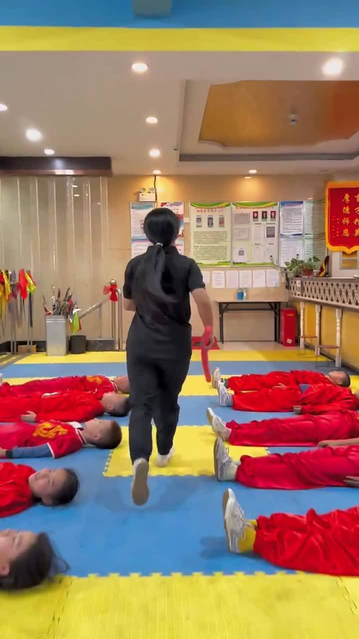 教练拿棍追,孩子们躺着躲?#快成长计划 #文娱百科明日之星