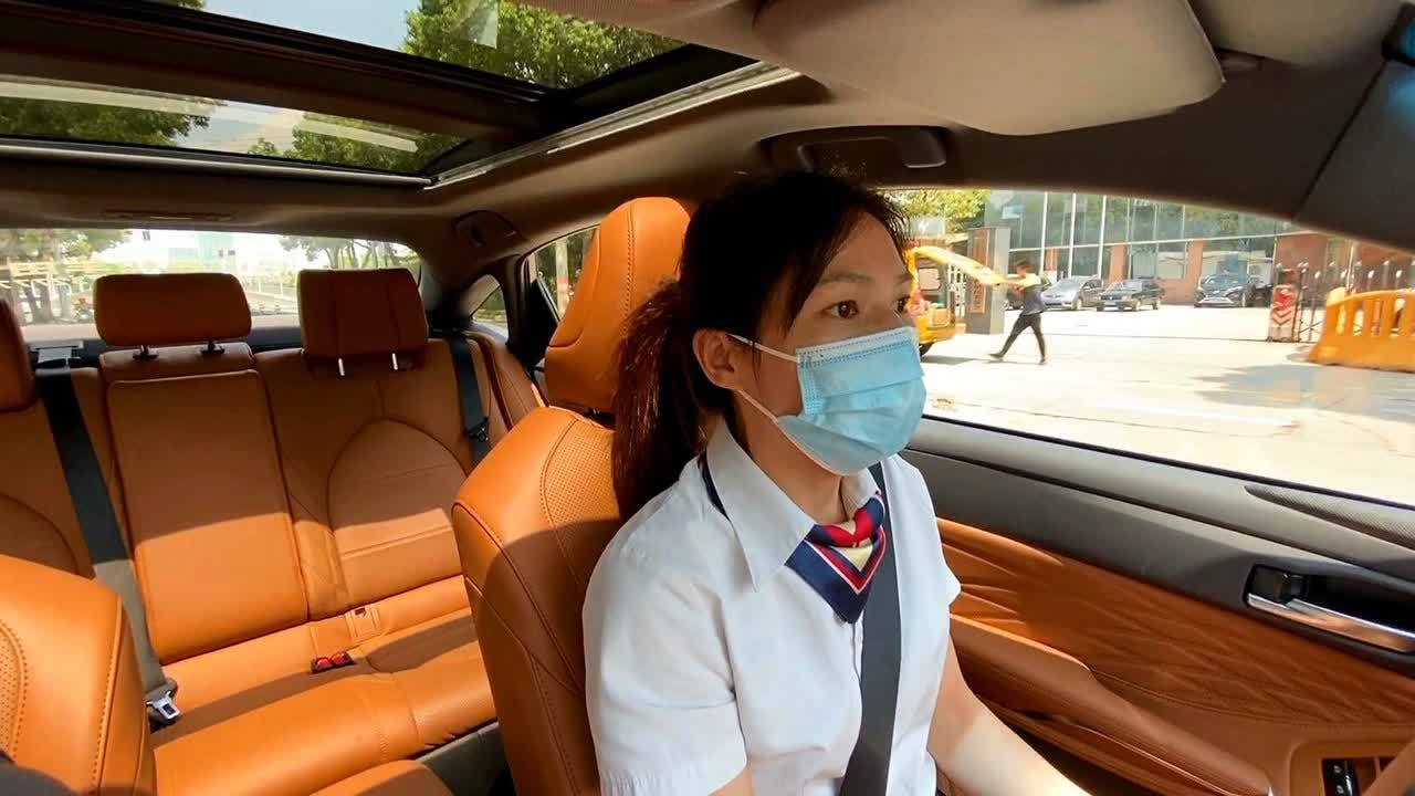 还是熟悉的小姐姐带我试驾顶配丰田亚洲龙油电混.