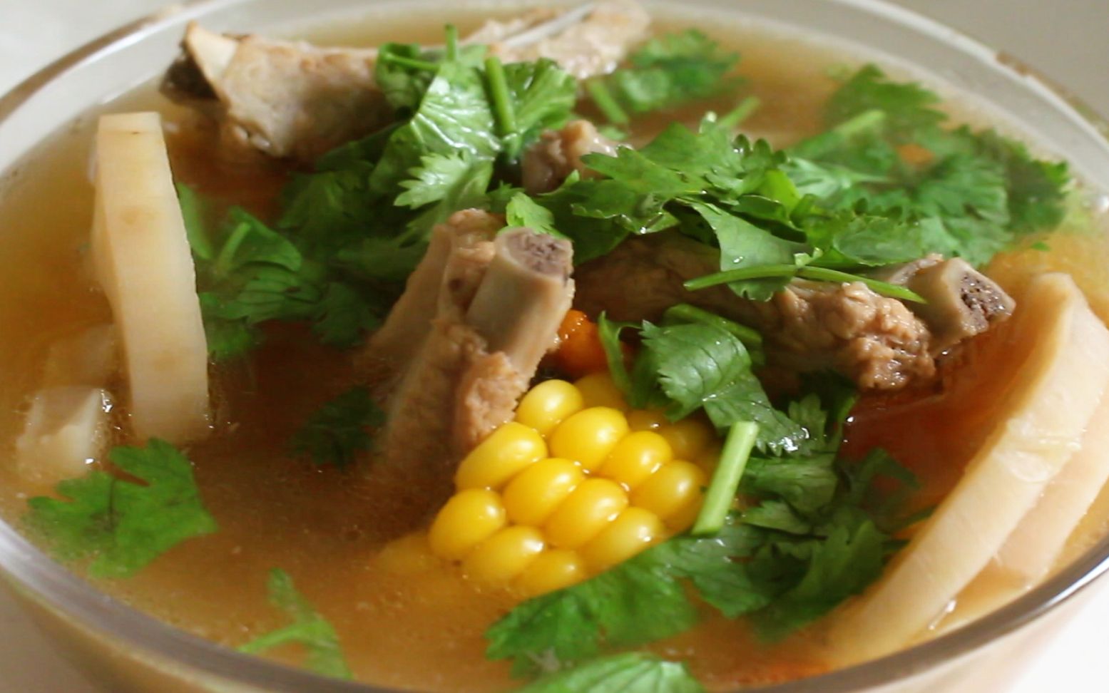 莲藕玉米排骨汤这样做肉嫩汤鲜,一点都不油腻,美容养颜做法简单