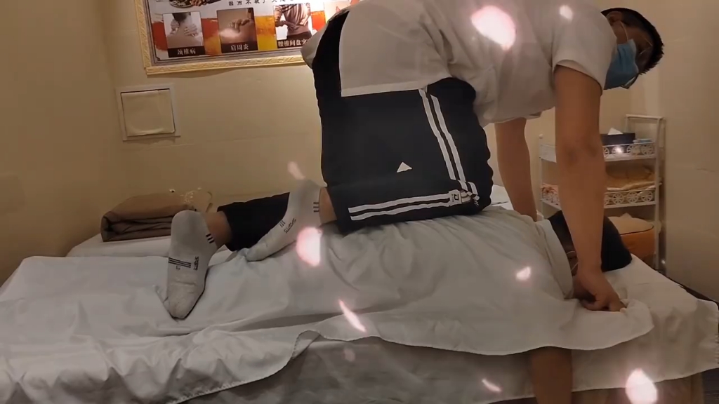男士跪背指压腰背臀部肌肉肘点按环跳承山承筋承山穴精油开背提拉...