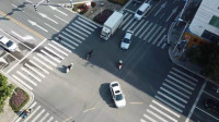 前方发生事故无法行驶,实线变道超车会被扣分吗?交警说了实话