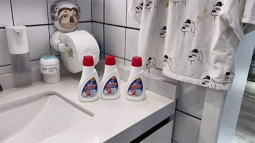 自带刷头的衣领净,果渍油渍污渍轻松去除,白色衣物必备