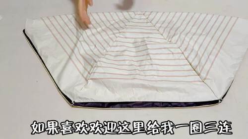 雨伞坏了伞面拆下来,缝一段皮筋钉两粒扣子,携带方便挡风又遮雨