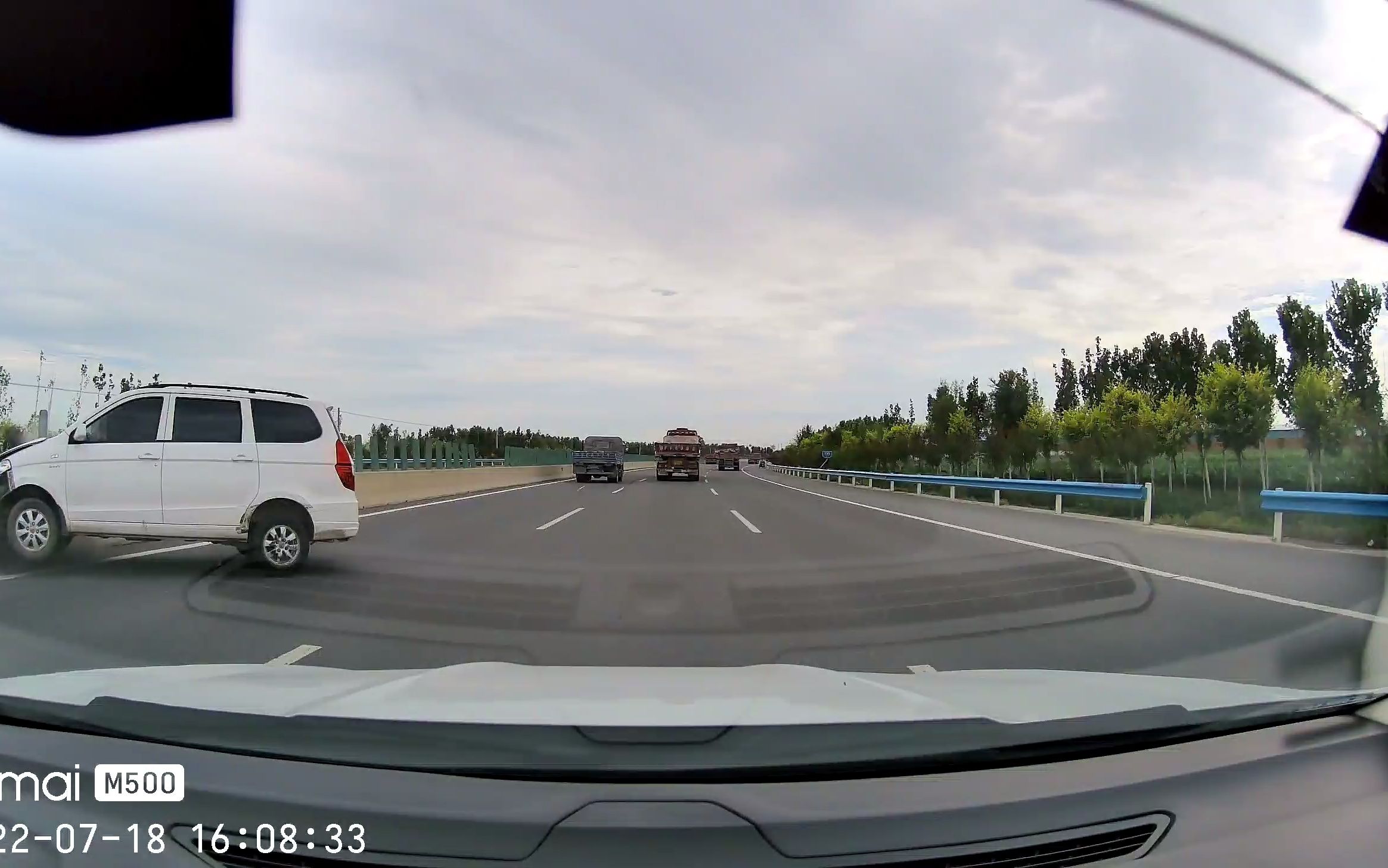 大聪明五菱宏光,踩着刹车贴人家车头变道