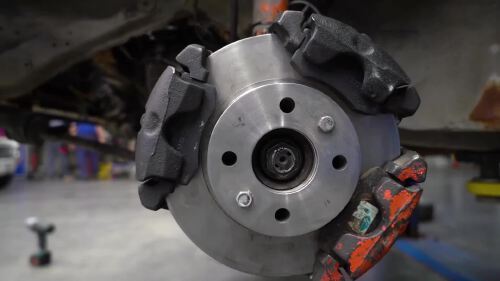 给普通家用轿车装上三个卡钳会又什么效果?刹车距离会变得更短吗?