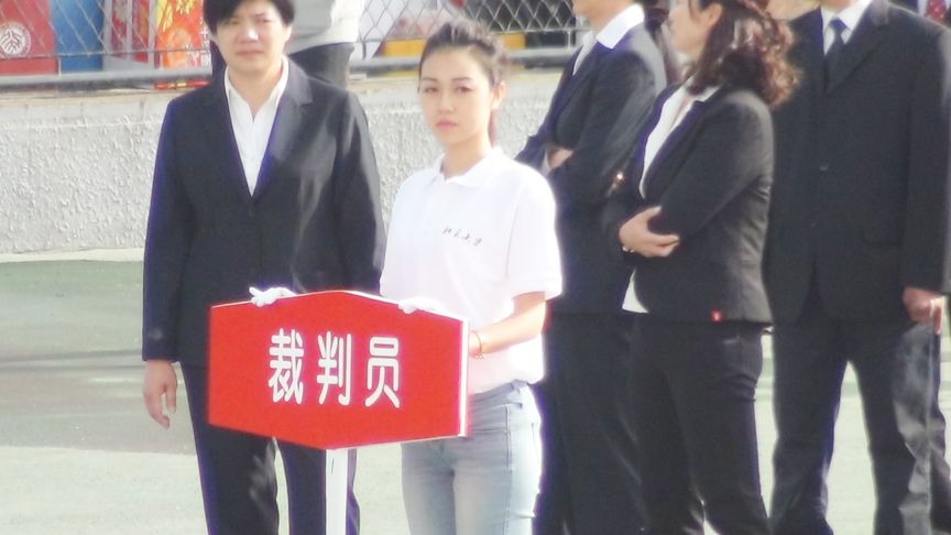 北京大学运动会开幕式,着军装的男女护旗手,举牌的礼仪手