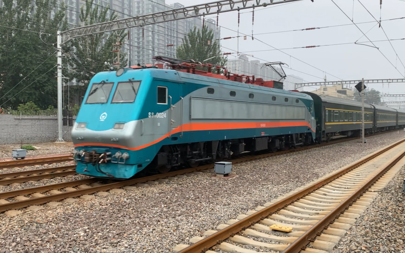 中国铁路:沈局沈段SS9 0024拉Z4063(北京一长春)通过京哈线北京...