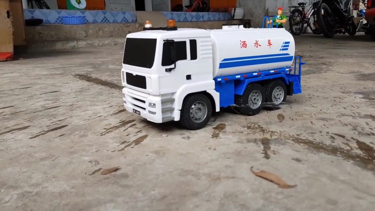 洒水工程车儿童玩具:遥控洒水车,边开边洒水,挺好玩的1