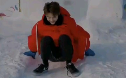 【UNINE管栎】可爱暴击!在哈尔滨玩雪的管三岁～