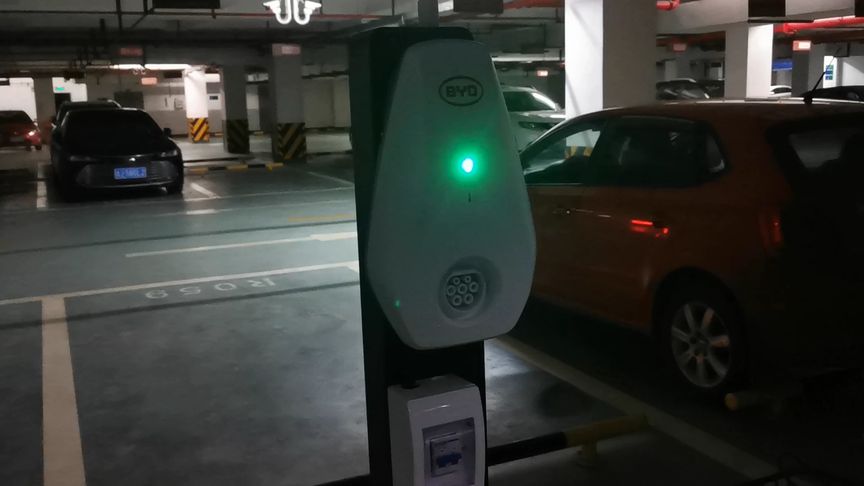 电动汽车充电桩给电动自行车充电的解决方法。