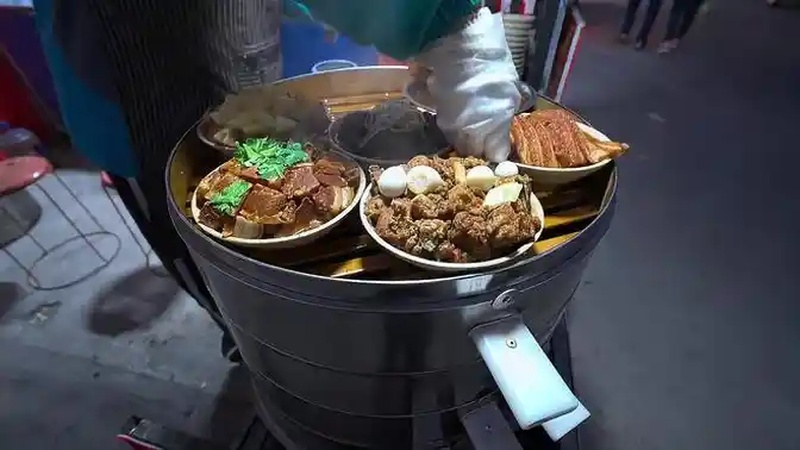 两桥来家修电脑,去打包鲤鱼梅菜扣肉六个菜,吃手工豆腐卷子,真香