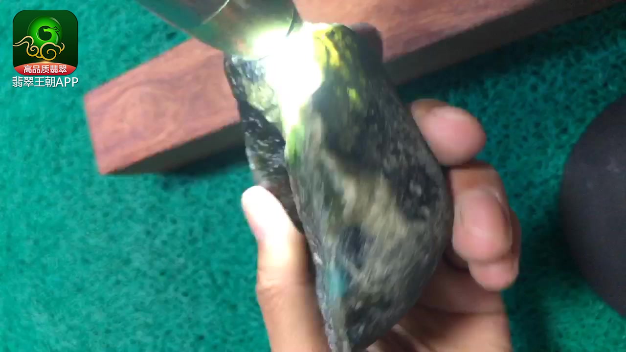 翡翠原石讲解南齐场口种水料开窗处见糯冰种水_翡翠王朝