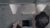 3小伙为教训同学,往厕所蹲坑扔炮仗,不想里面蹲的是教导主任!
