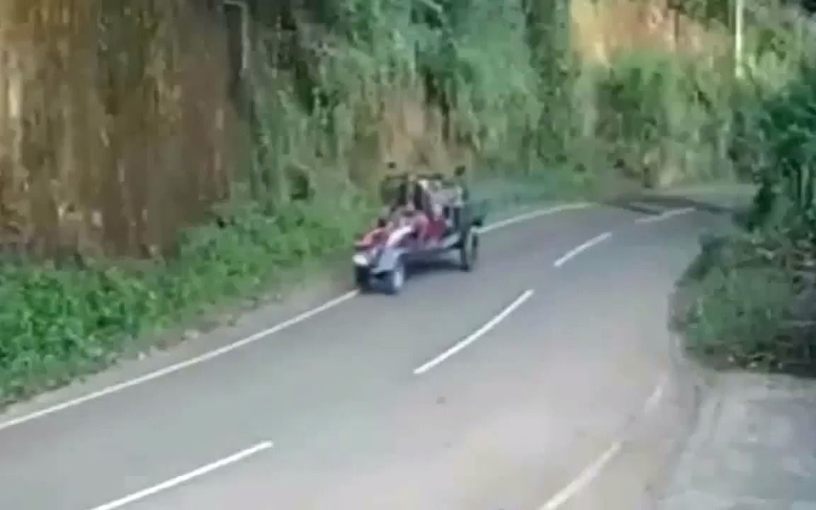 灵异事件:活了20年,第一次见这么诡异的车祸现场,回看监控“吓得腿软!