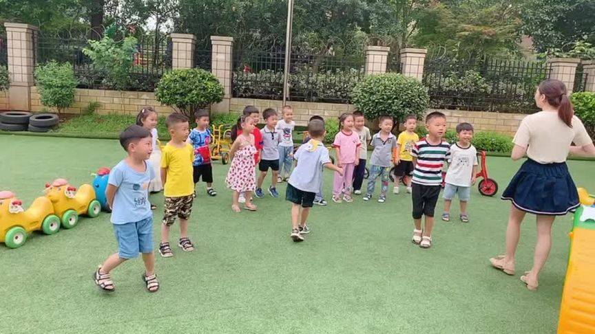 谁说上课只能在教室呀,课后延伸很是欢乐呢 #幼儿园里欢乐多