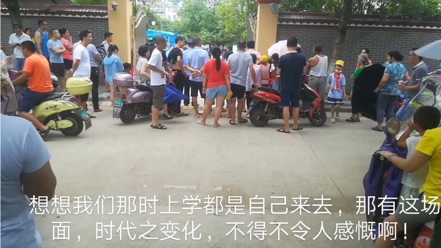 放学时间,学校门口繁华异常!是社会进步了还是倒退了?
