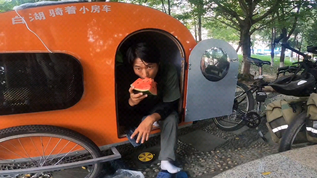 无动力自行车拖挂小房车,没电了,无奈停在公园,晚上吃猪头肉