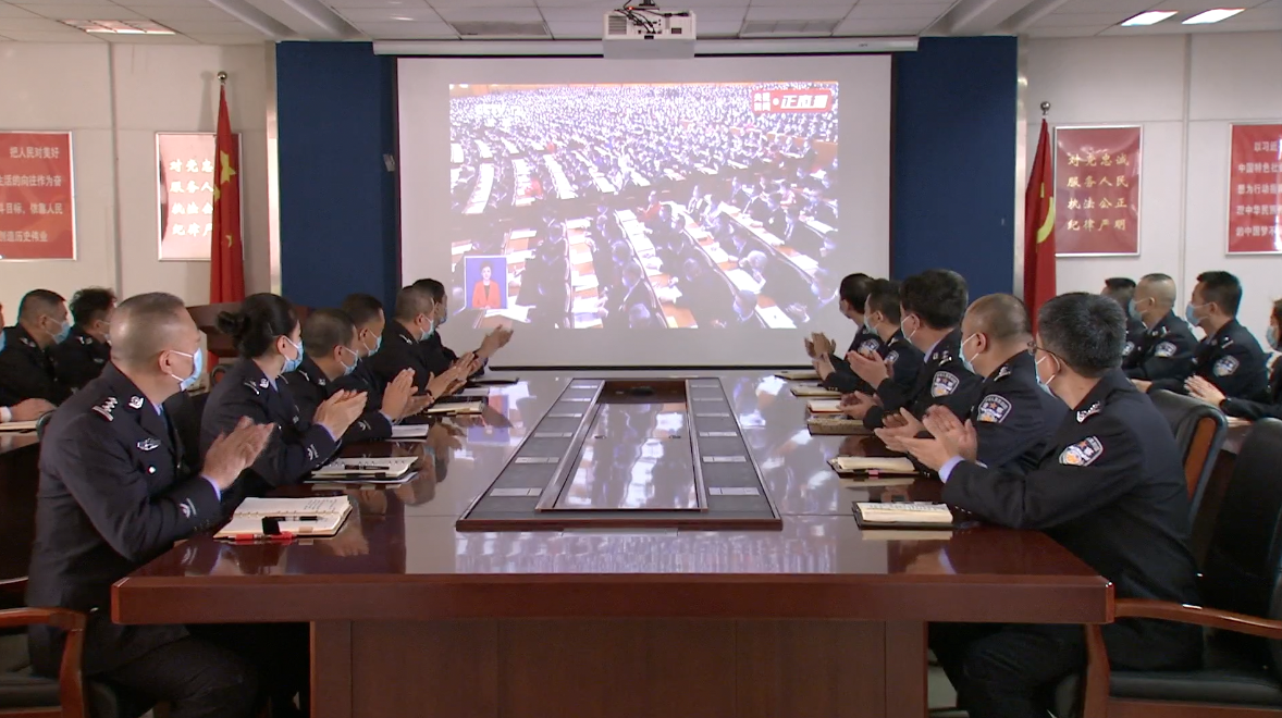 市公安局认真收听收看党的二十大开幕会