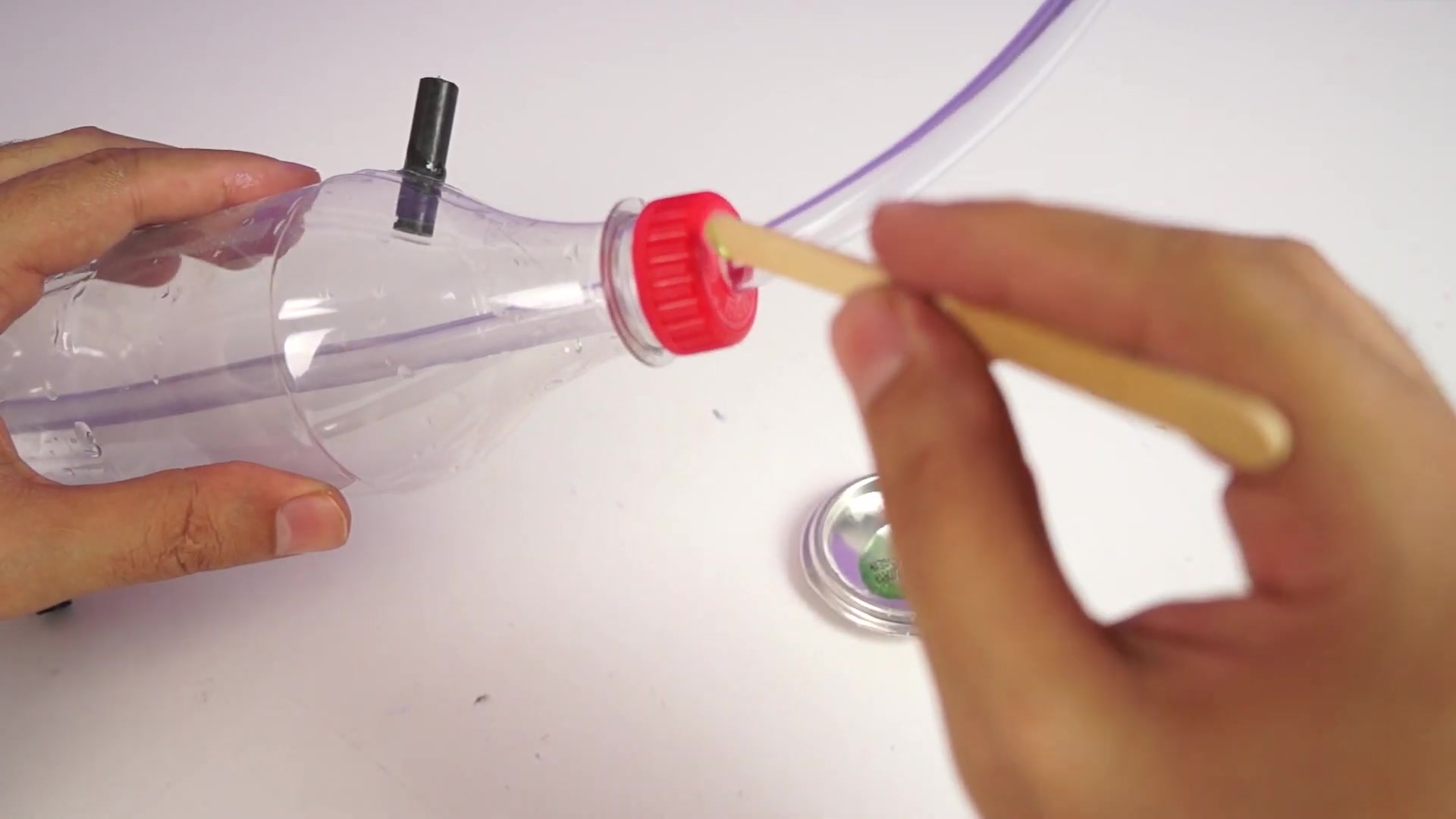 太有创意啦,用废弃饮料瓶灯泡发明污水蒸馏器,生产蒸馏水