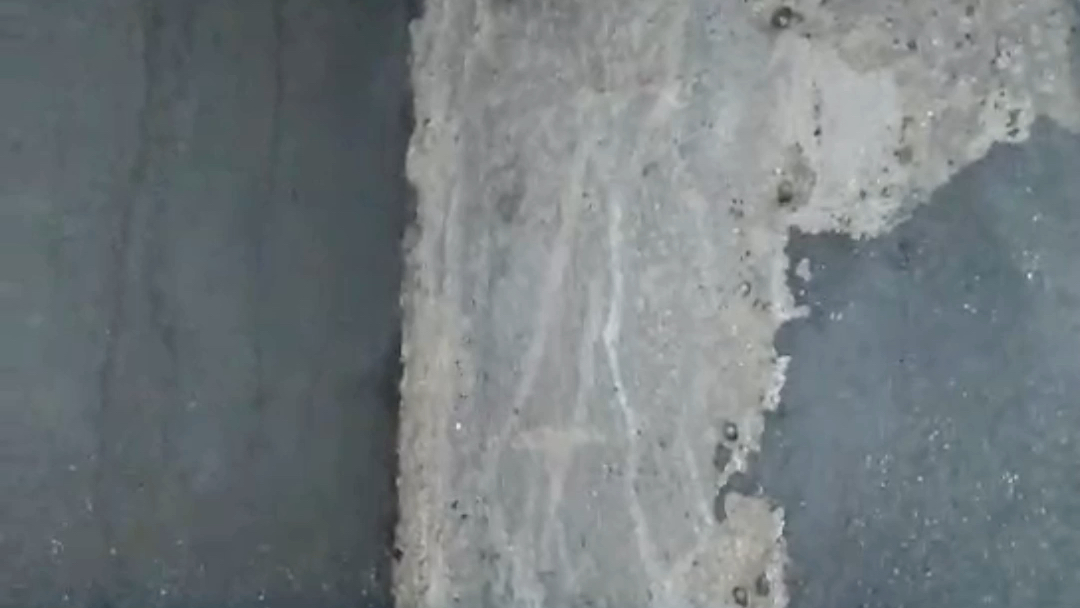 诊断结果:卫生间排气道拆掉后防水未做好而漏水。